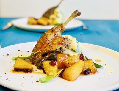 Pulpe de rață confit, cartofi zdrobiți cu verdețuri și sos de gutui cu ...