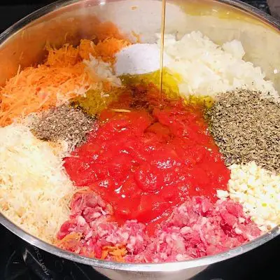 Sos Bolognese - Ragu Bolognese din carne de vită pentru paste și ...