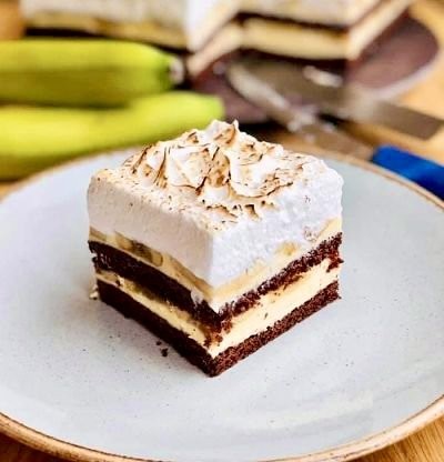 Prăjitură Ana cu banane, cremă de vanilie și bezea cu lime | Chef ...