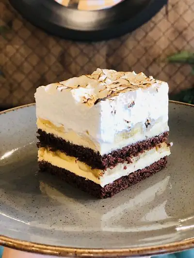 Prăjitură Ana cu banane, cremă de vanilie și bezea cu lime | Chef ...