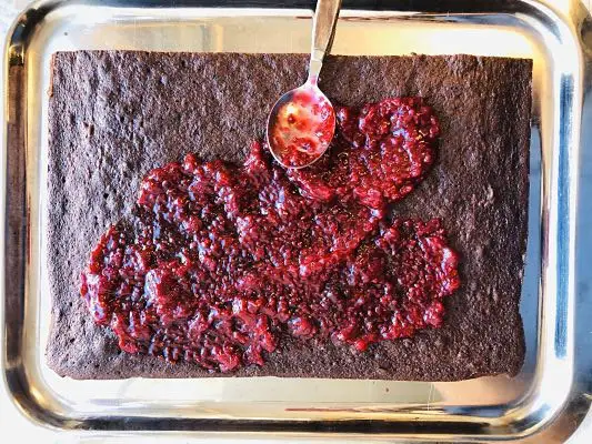 Tort de ciocolată cu blat umed, cremă de brânză Philadelphia cu fructe ...