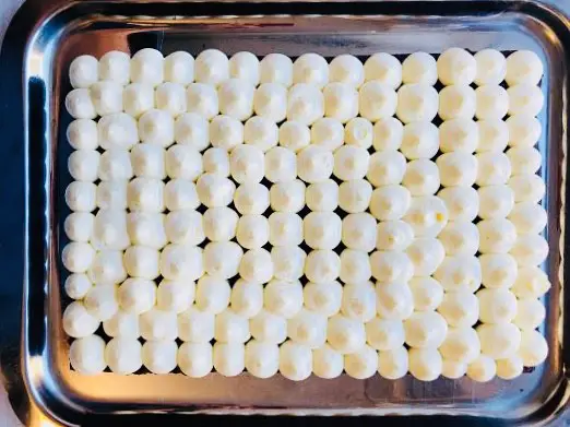 Tort de ciocolată cu blat umed, cremă de brânză Philadelphia cu fructe ...