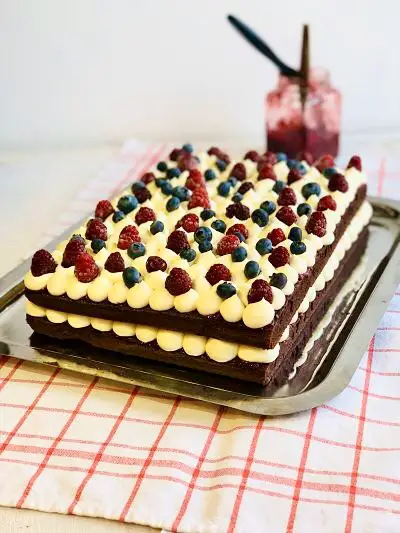 Tort de ciocolată cu blat umed, cremă de brânză Philadelphia cu fructe ...