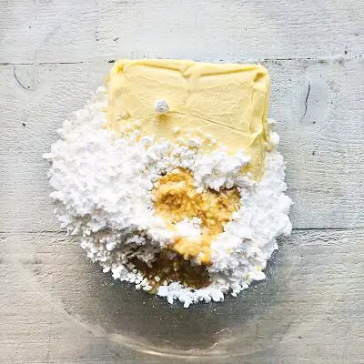 Tort de ciocolată cu blat umed, cremă de brânză Philadelphia cu fructe ...