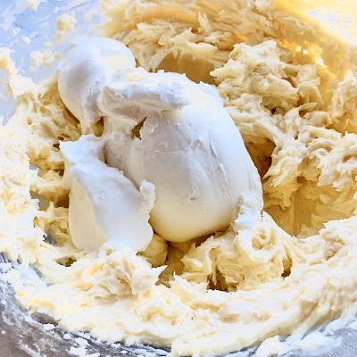 Tort de ciocolată cu blat umed, cremă de brânză Philadelphia cu fructe ...