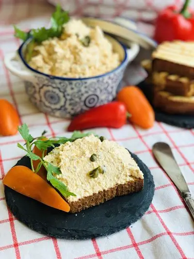 Cremă de brânză Liptauer - Rețetă ușoară și rapidă, gata în numai 10 ...