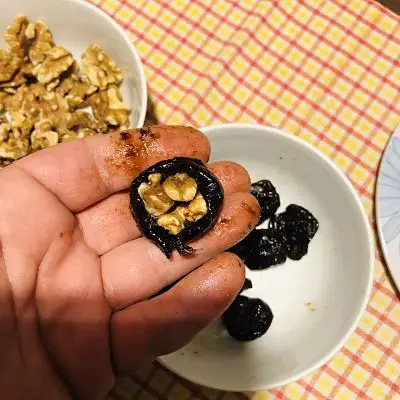 Prune umplute cu nuci, glasate în ciocolată neagră - Rețetă de post ...