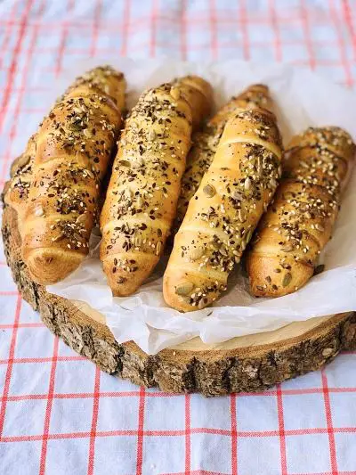 Covridog cu brânză topită - Cremwursti în corn | Chef Nicolaie Tomescu