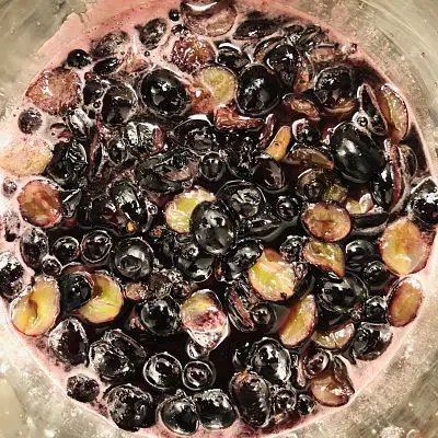 Dulceață de struguri negrii din numai 3 ingrediente și fără conservanți ...