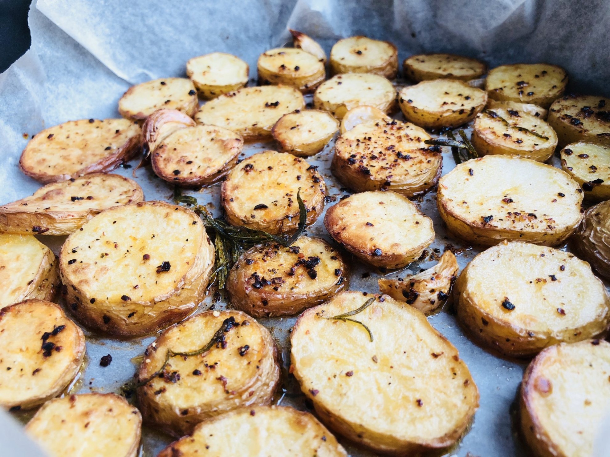 Cartofi rondele, copți cu rozmarin și usturoi | Chef Nicolaie Tomescu