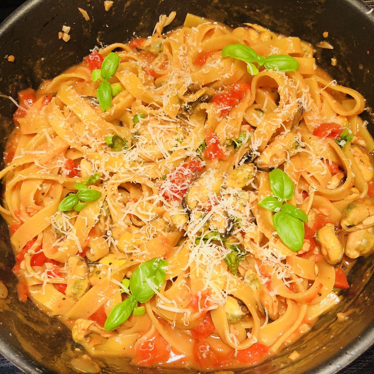 Tagliatelle cu midii, roșii, usturoi simple și gustoase | Chef Nicolaie ...