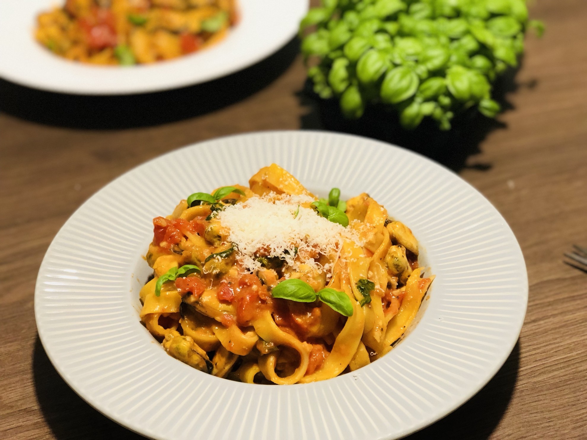 Tagliatelle cu midii, roșii, usturoi simple și gustoase | Chef Nicolaie ...